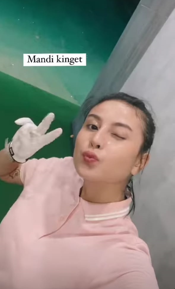 8 Potret Awkarin saat Olahraga, Body Goals