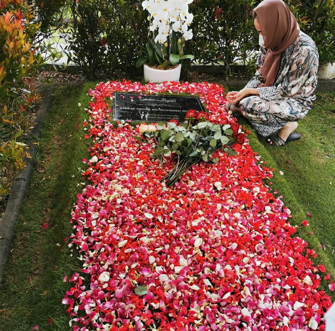 6 Potret Bunga Citra Lestari Ziarah Ke Makam Ashraf Sinclair Rasa Duka