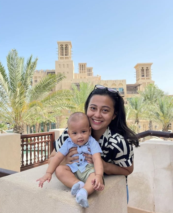 7 Potret Chelzea Verhoeven Momong Baby Ryuga, Aura Keibuan Makin Terpancar