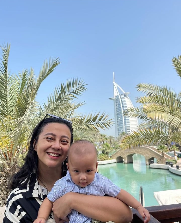 7 Potret Chelzea Verhoeven Momong Baby Ryuga, Aura Keibuan Makin Terpancar