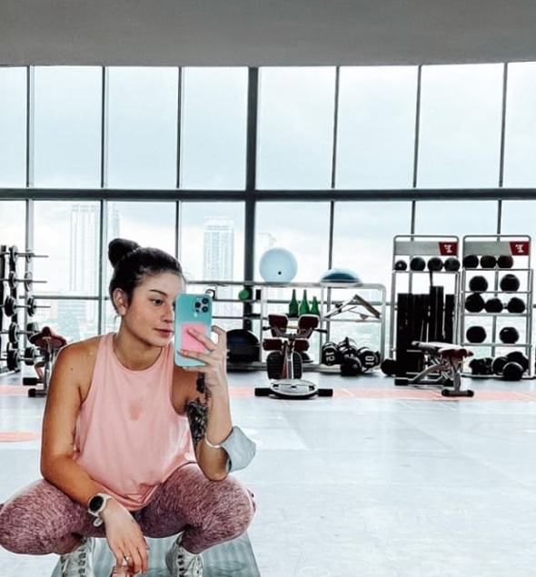 8 Potret Awkarin saat Olahraga, Body Goals