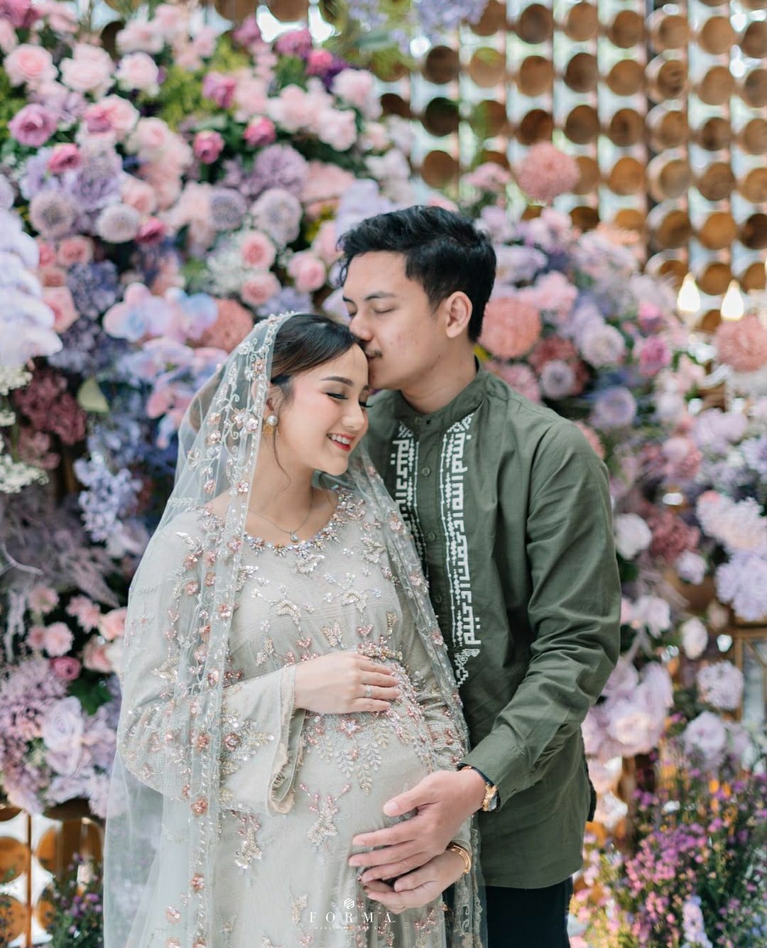 8 Potret Nanda Arsynta dan Suami di Acara 7 Bulan Kehamilan, Penuh Bahagia