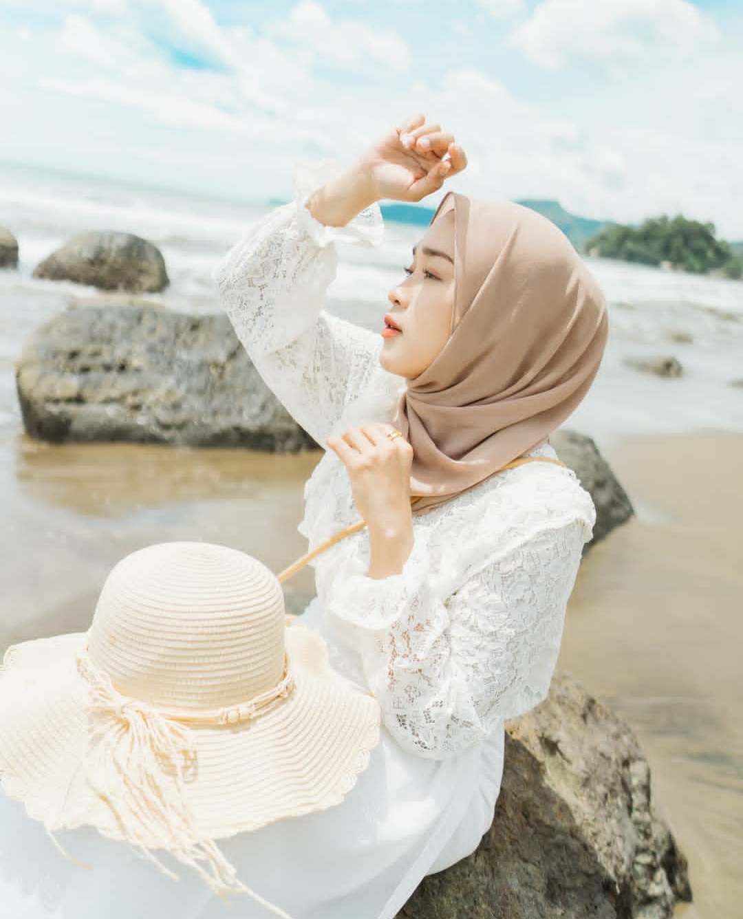 7 Potret Ririe Fairus Mantan Istri Ayus Sabyan, Bersantai di Tepi Pantai