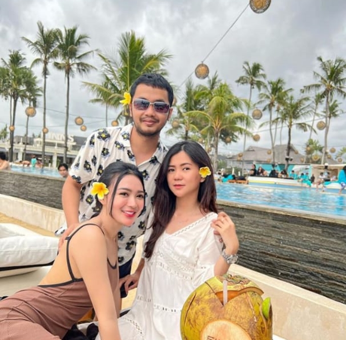 7 Potret Wika Salim Nongkrong Bareng Teman di Kafe Mewah, Syahdu Banget