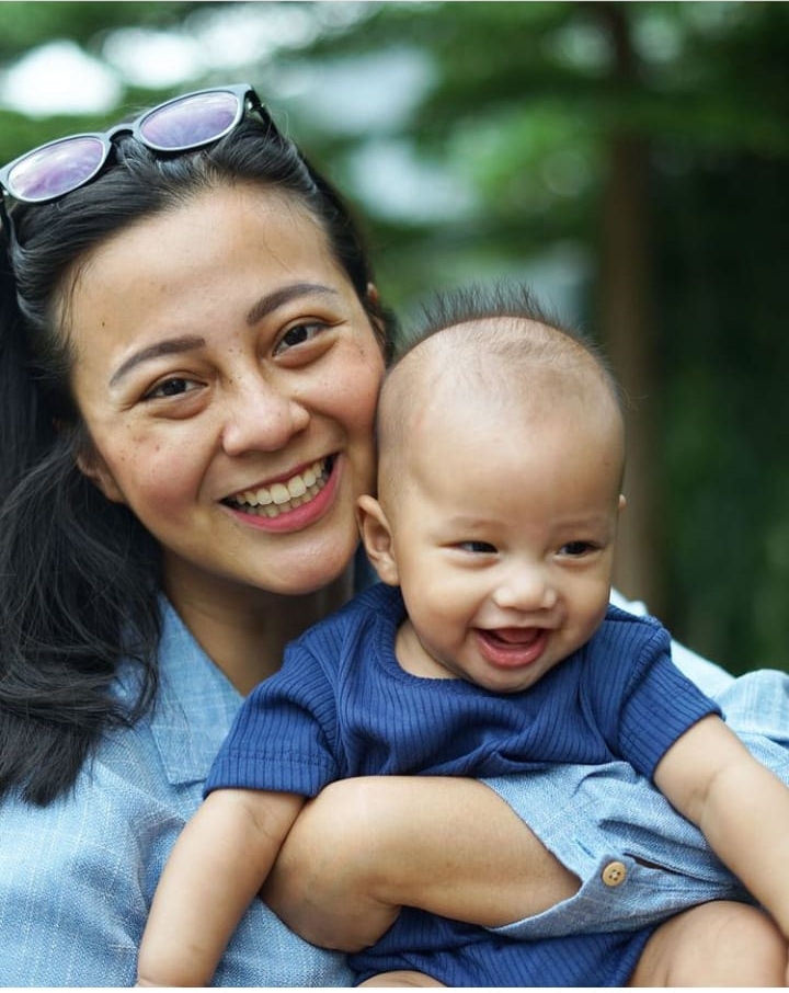 7 Potret Chelzea Verhoeven Momong Baby Ryuga, Aura Keibuan Makin Terpancar