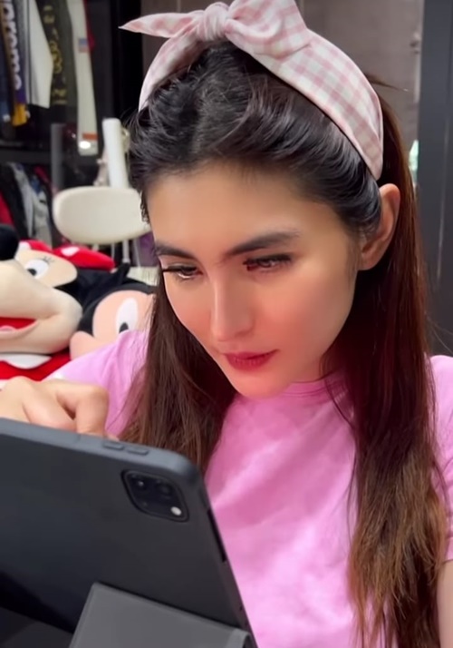 Bak Seniman Profesional, Ini 7 Potret Keseriusan Angela Lee saat Melukis