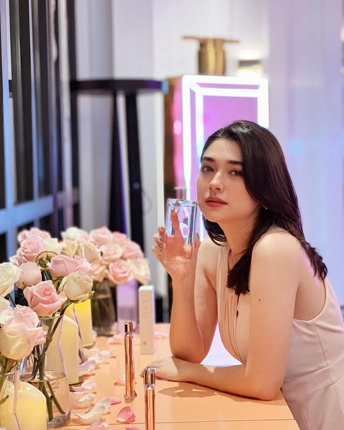 Main Film Atas Nama Surga, Ini 10 Potret Amanda Rigby yang Bikin Jatuh Hati