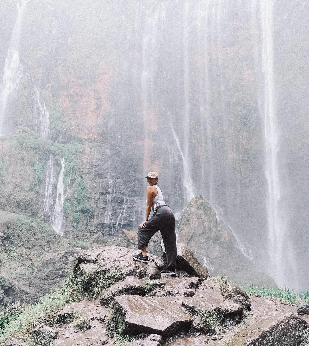 7 Potret Awkarin Saat Menikmati Keindahan Alam, Pamer Body Goals