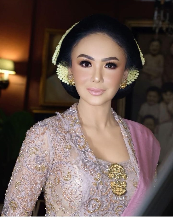 7 Potret Yuni Shara Tampil Anggun Berkebaya Awet Muda Jelang Usia 50 Tahun