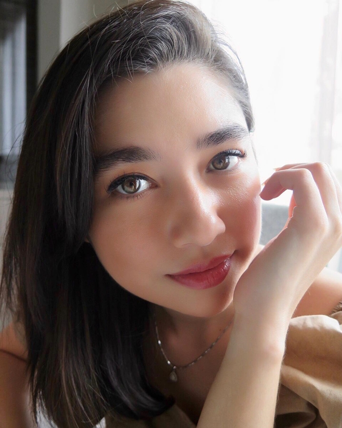 Main Film Atas Nama Surga, Ini 10 Potret Amanda Rigby yang Bikin Jatuh Hati