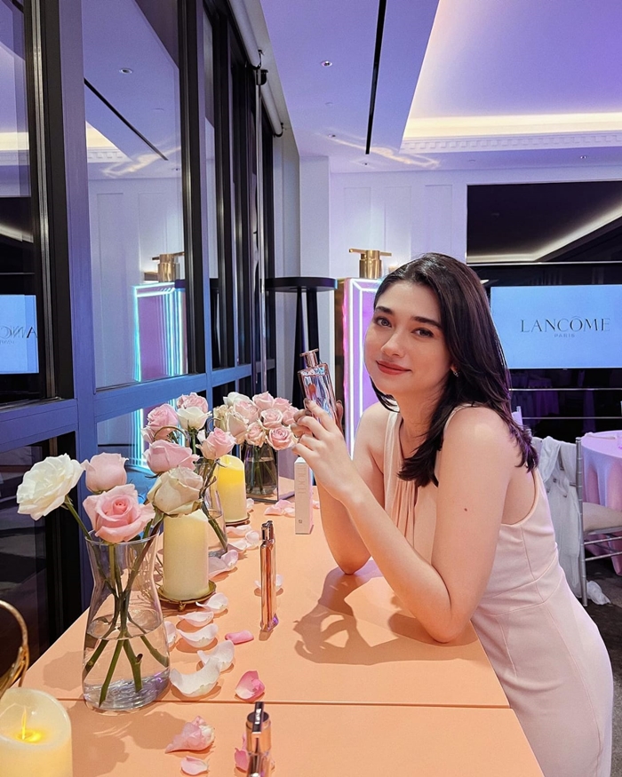 Main Film Atas Nama Surga, Ini 10 Potret Amanda Rigby yang Bikin Jatuh Hati