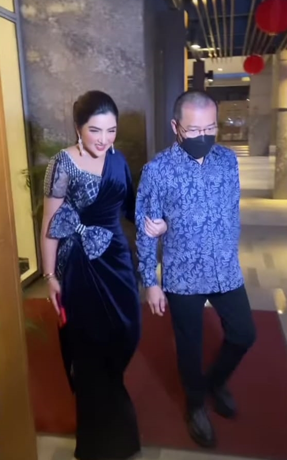 9 Potret Anang Hermansyah dan Ashanty Duet di Nikahan Anak Kapolda ...