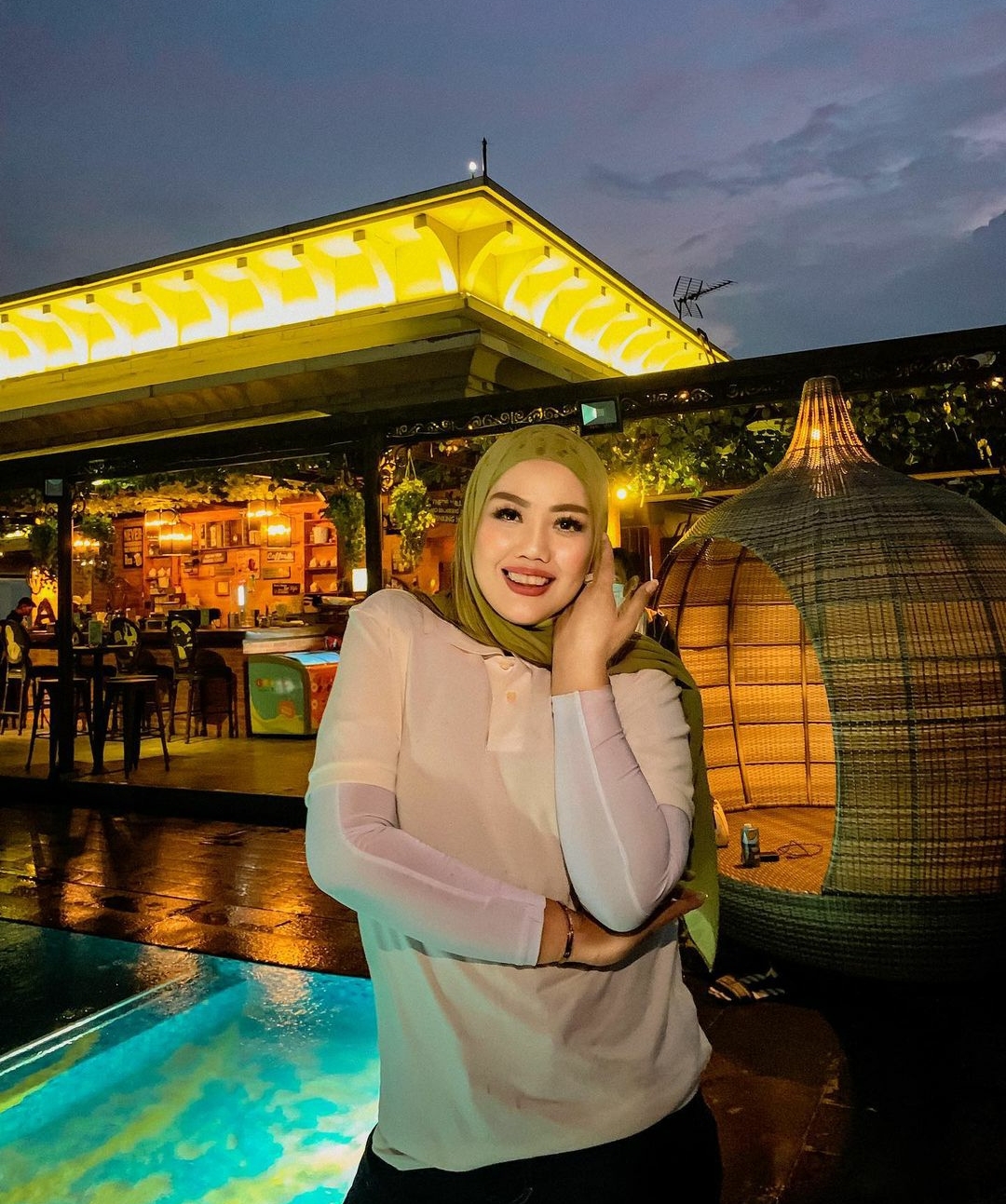 Bikin Pangling, Ini 7 Potret Elly Sugigi Kini Tampak Glowing dan Awet Muda