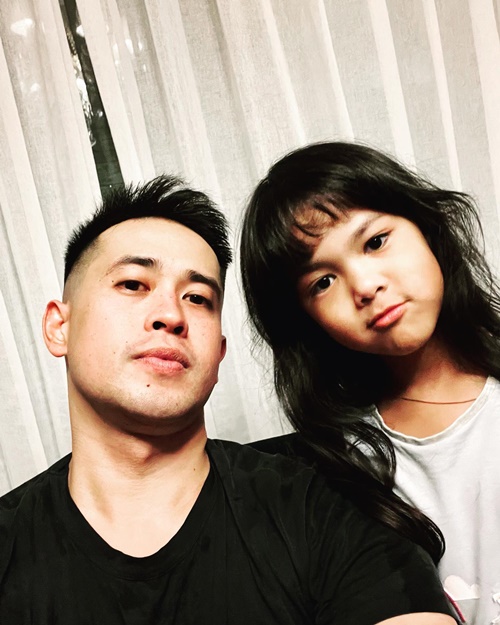 Digugat Cerai Olla Ramlan, Ini 6 Potret Aufar Hutapea Santai Pakai Kaos ...