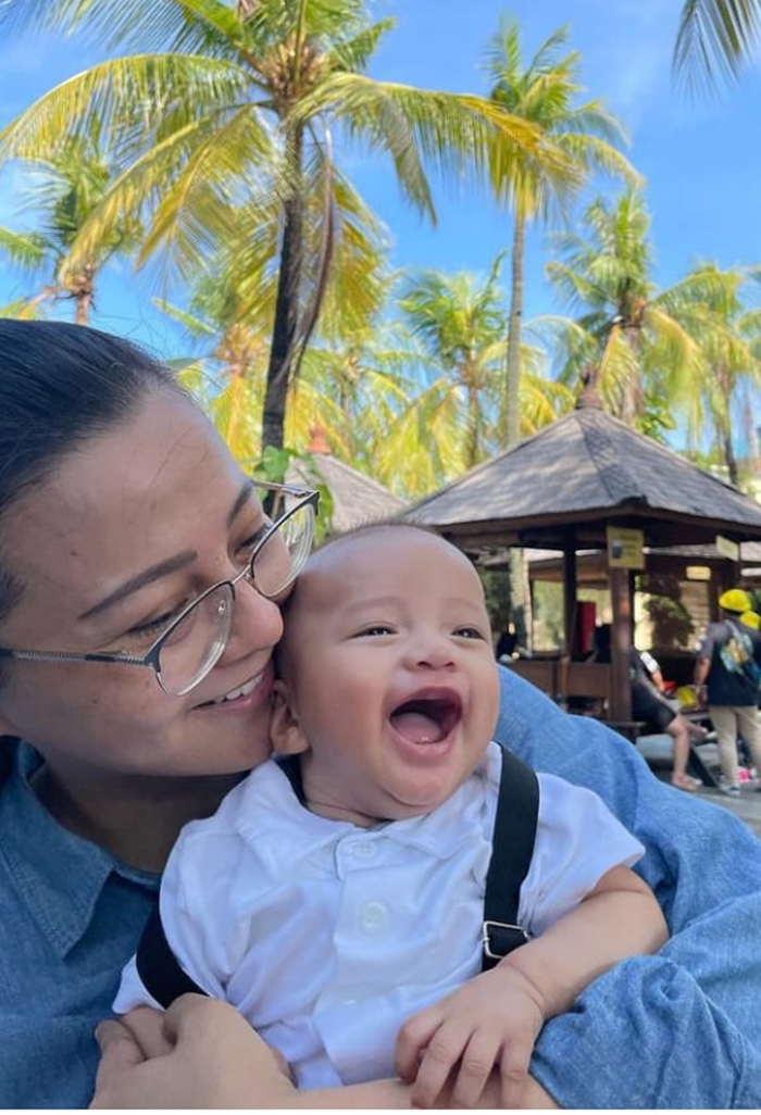 7 Potret Chelzea Verhoeven Momong Baby Ryuga, Aura Keibuan Makin Terpancar