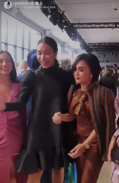 Tampil Beda, Ini 7 Gaya Yuni Shara saat Kenakan Songket Jalan-jalan di ...