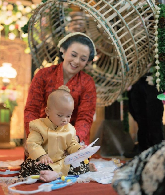 7 Potret Chelzea Verhoeven Momong Baby Ryuga, Aura Keibuan Makin Terpancar