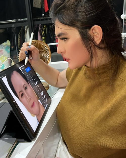 Bak Seniman Profesional, Ini 7 Potret Keseriusan Angela Lee saat Melukis