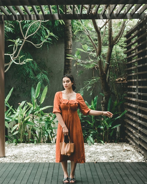 7 Potret Cantik Nora Alexandra Istri Jerinx SID, Unggah Foto Bersama di ...