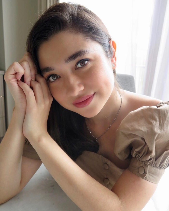 Main Film Atas Nama Surga, Ini 10 Potret Amanda Rigby yang Bikin Jatuh Hati